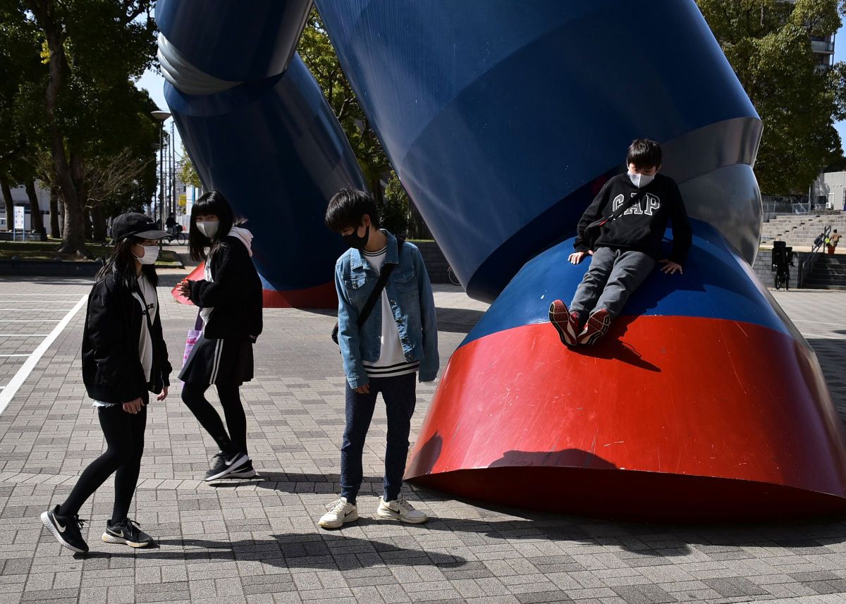 strong man's foot | GANREF