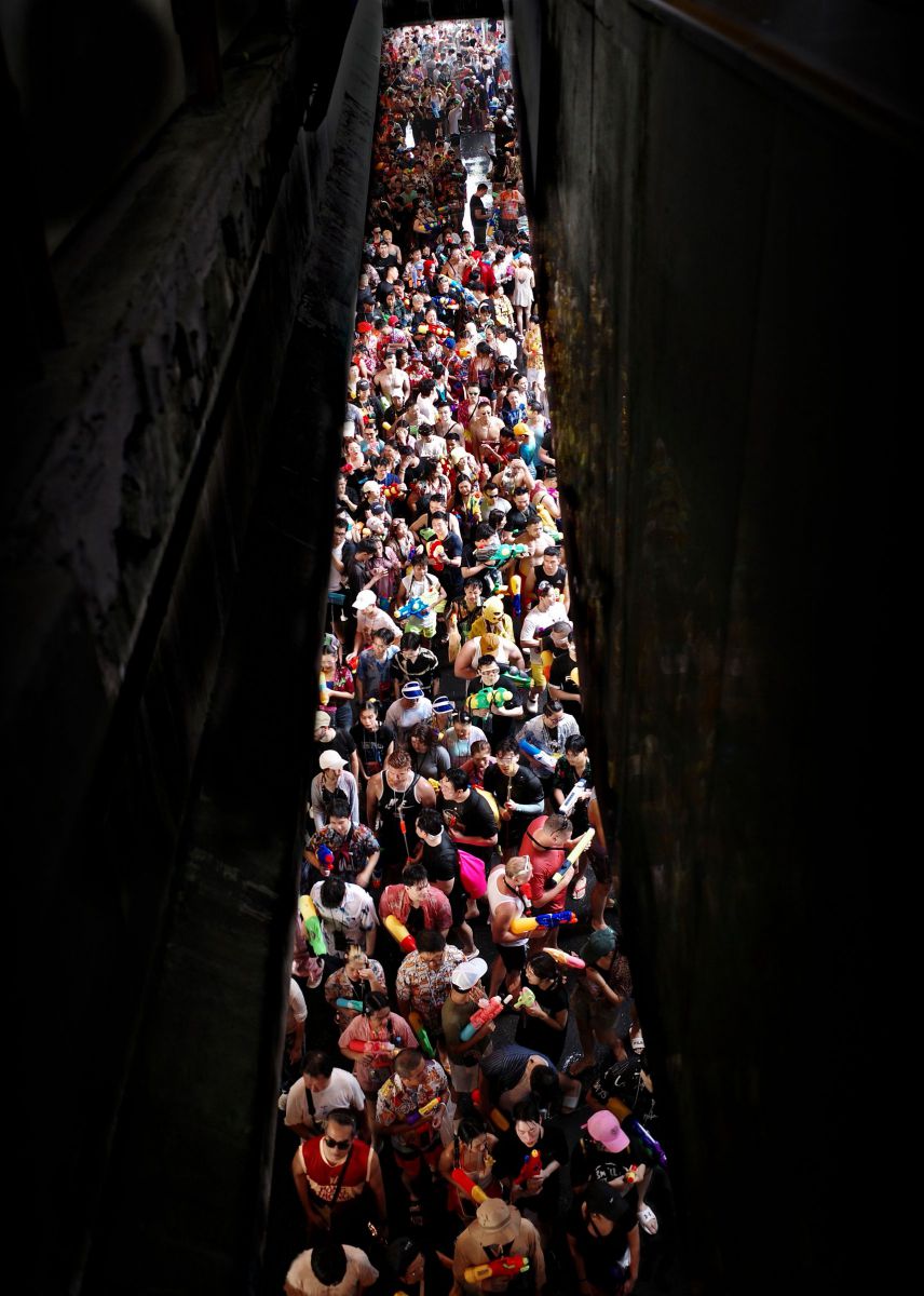 Peeking through the gap | GANREF