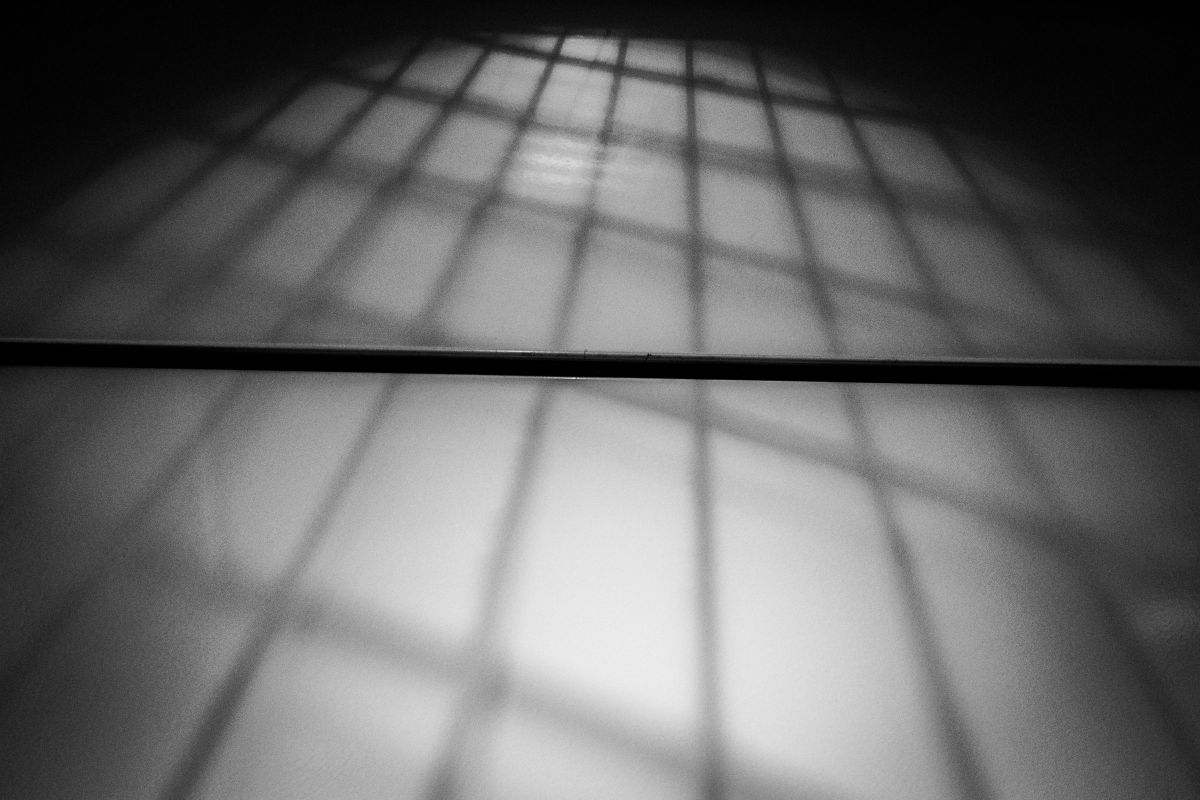 cast a shadow over | GANREF