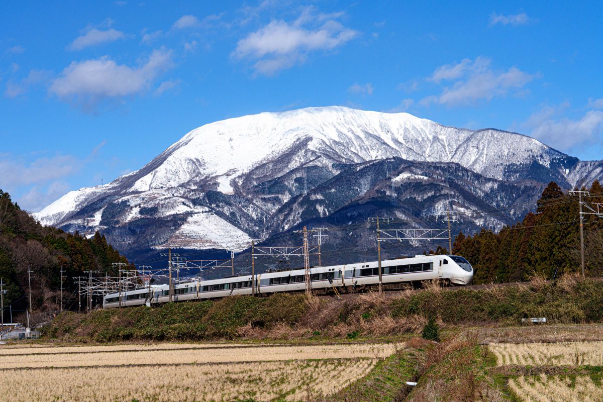 雪化粧の伊吹山と特急しらさぎ | GANREF