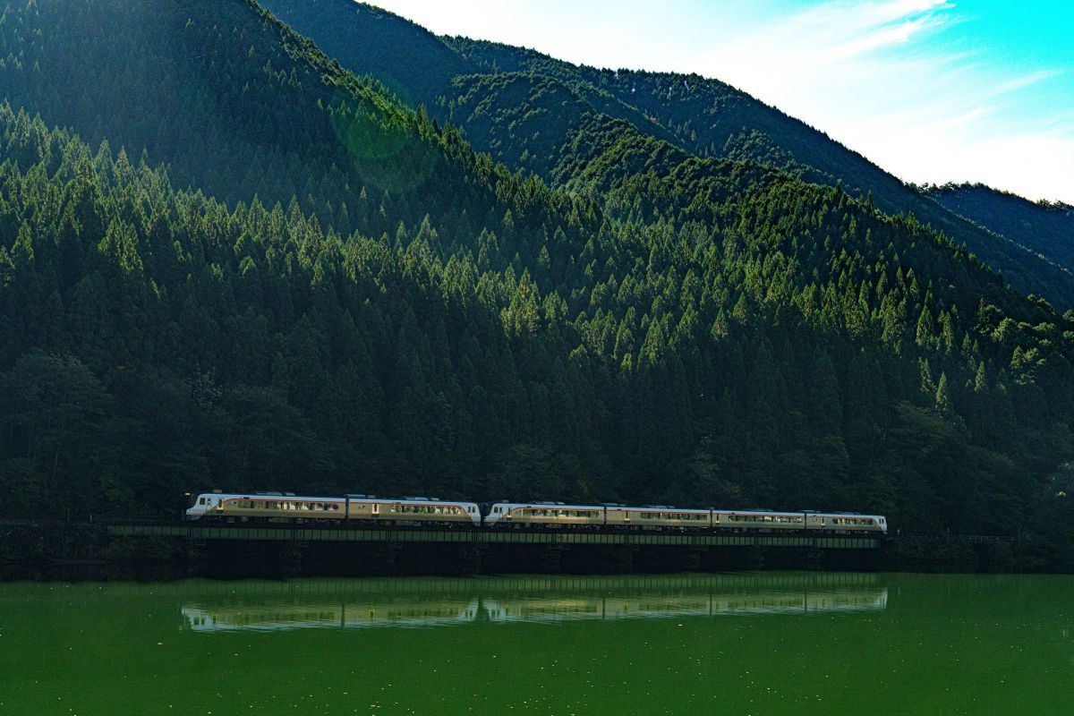 飛騨路を駆けぬける特急ひだ | GANREF