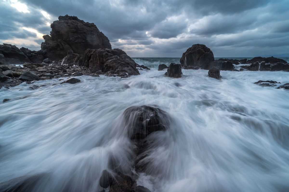 Rushing waves | GANREF