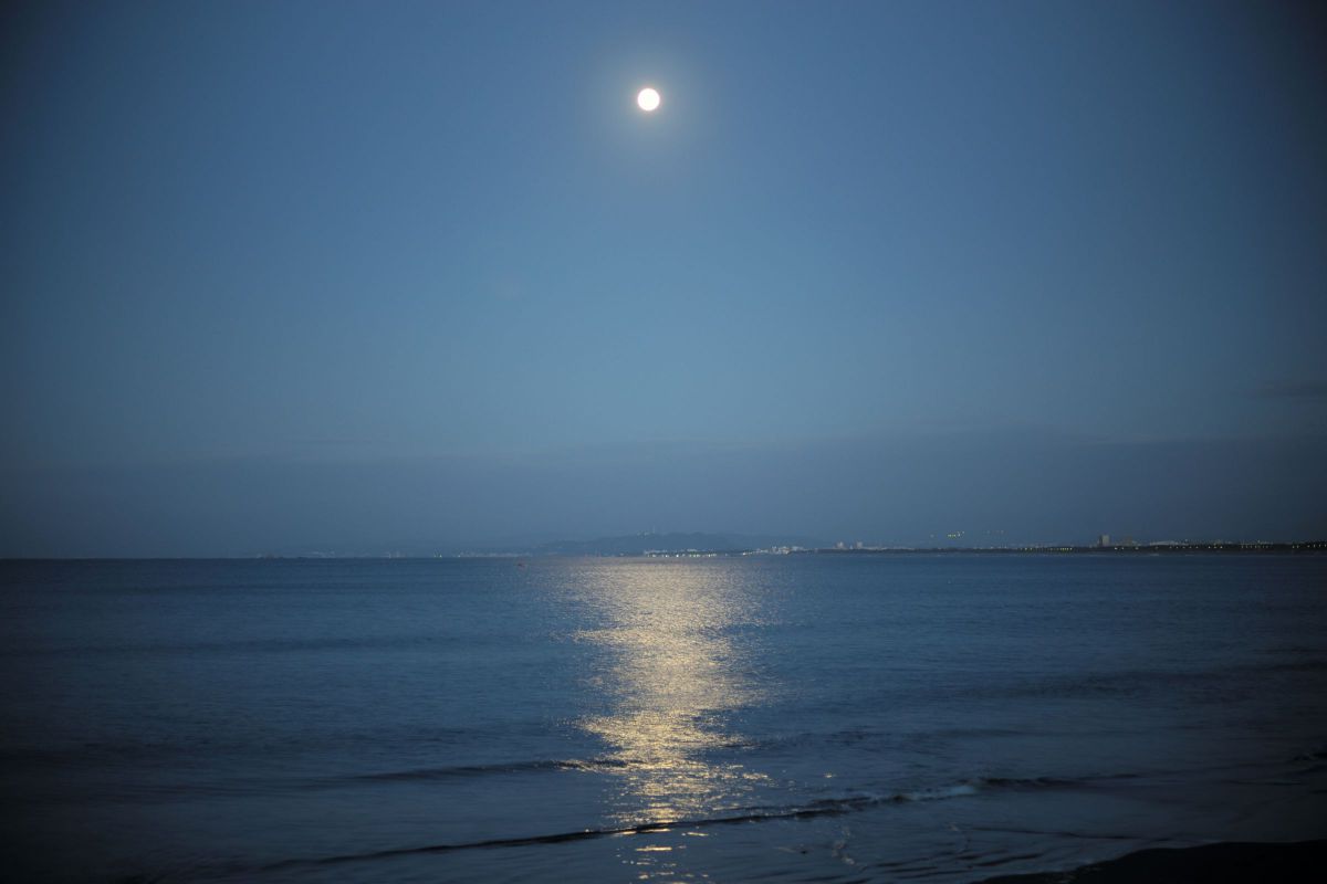 真下に富士山(Moonset: 06:38) | GANREF