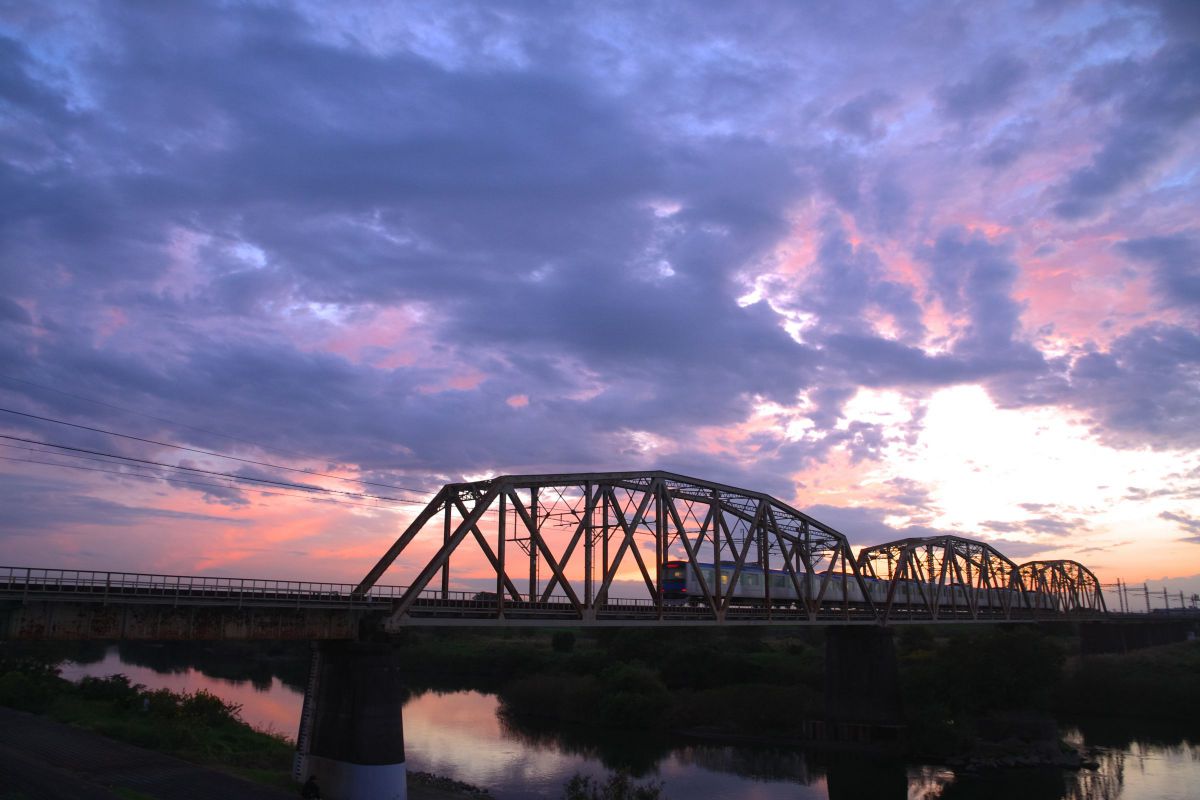 黄昏を行く | GANREF