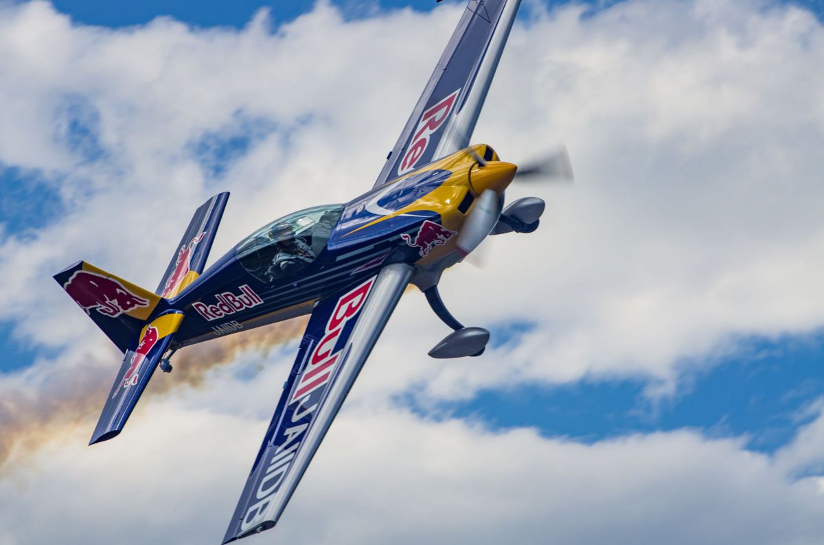 室屋さん on Extra 300s | GANREF