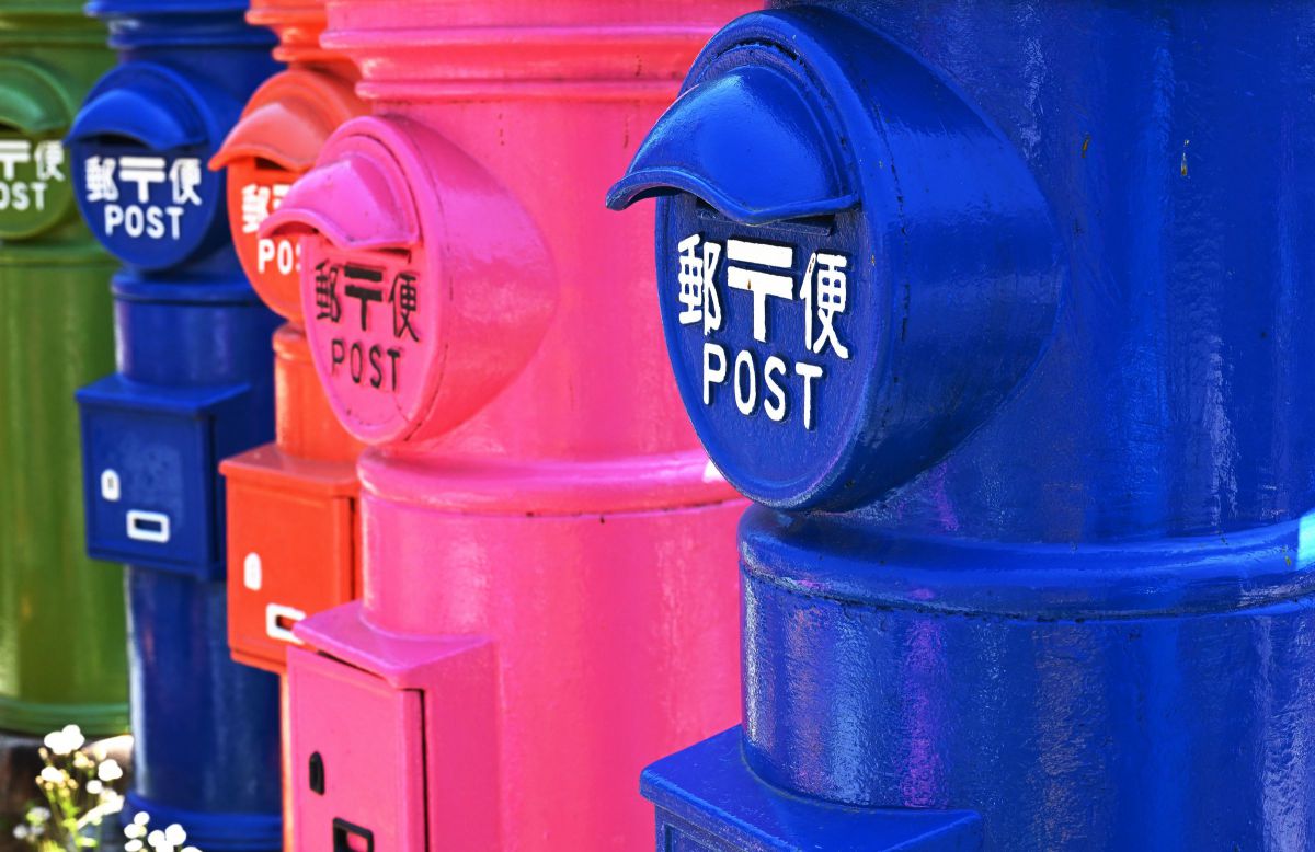 multi colored post | GANREF