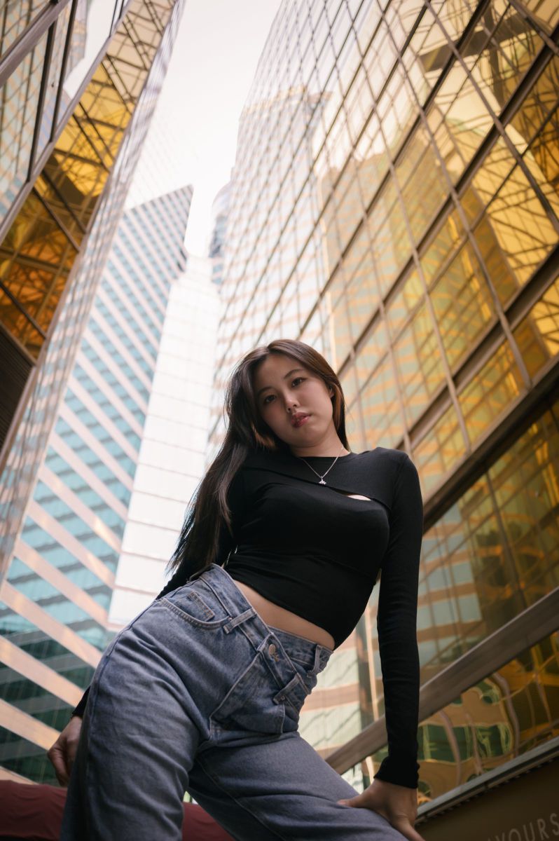 モデルと高層ビル | GANREF