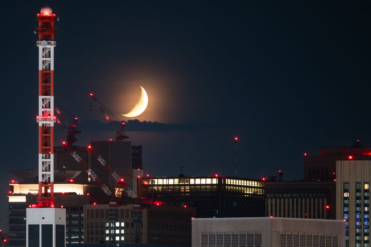 Moon over city | GANREF