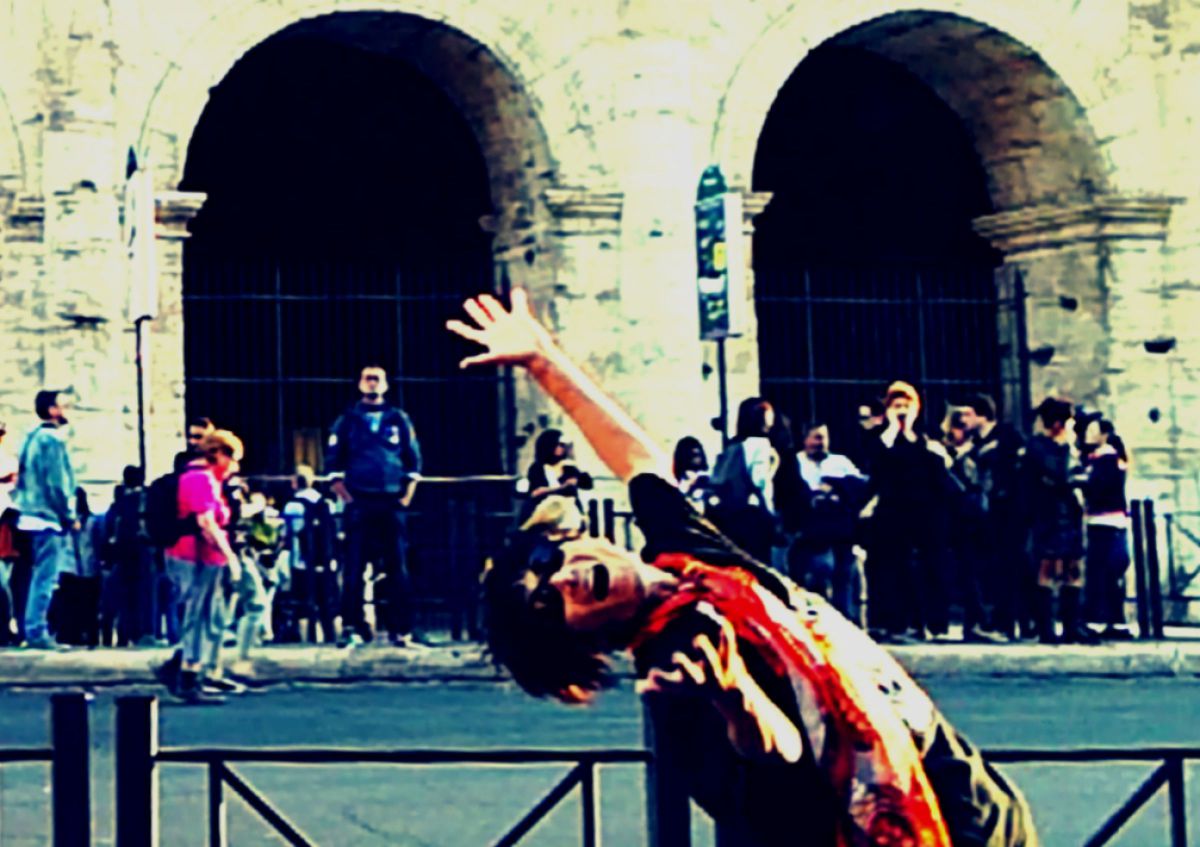 イタリア、ローマ、コロシアムの前で | GANREF