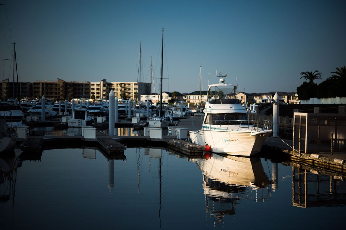 Harbor the boat in the harbor | GANREF