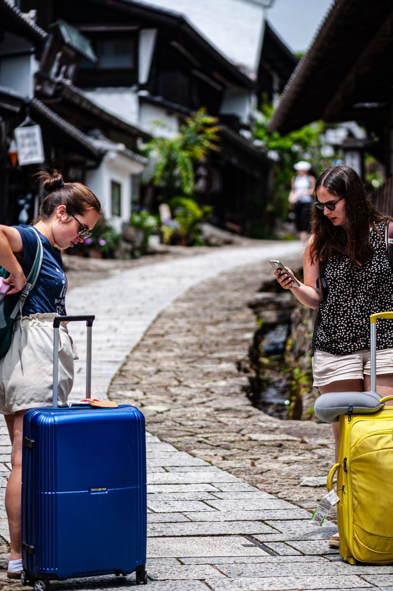 どうしよう、この坂を登るにはちょっと荷物がデカ過ぎたわ～～ | GANREF