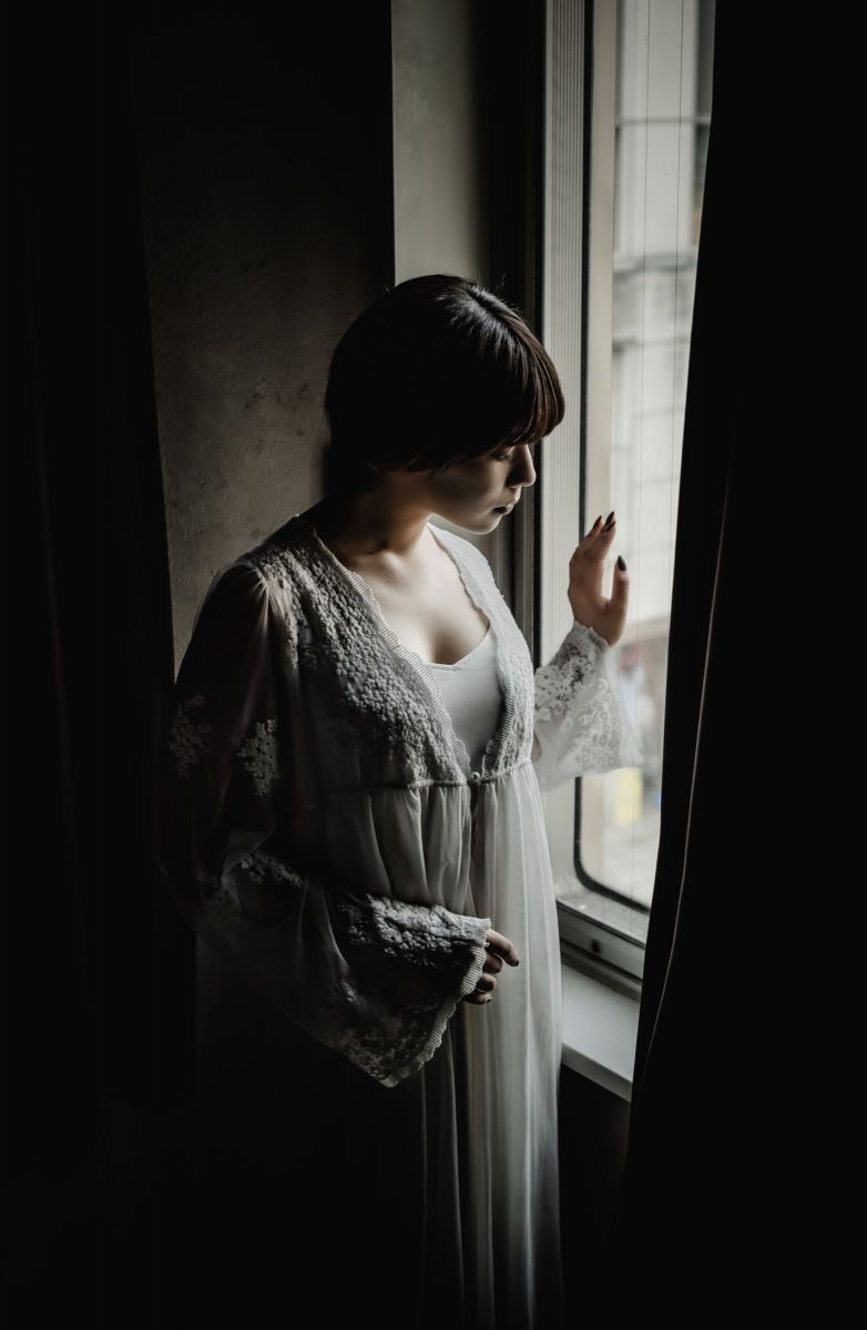 窓辺にたたずんでる君を | GANREF