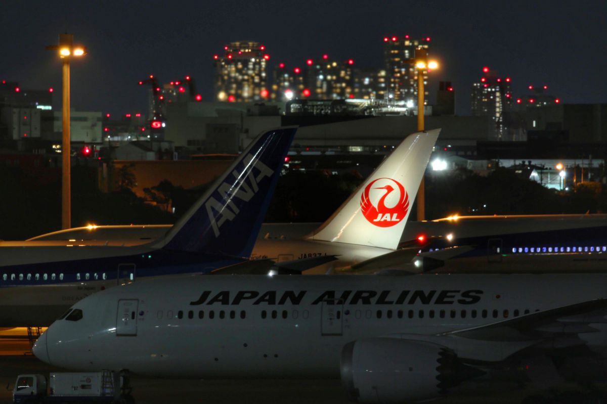 暗闇に浮かび上がるJALの鶴丸 | GANREF