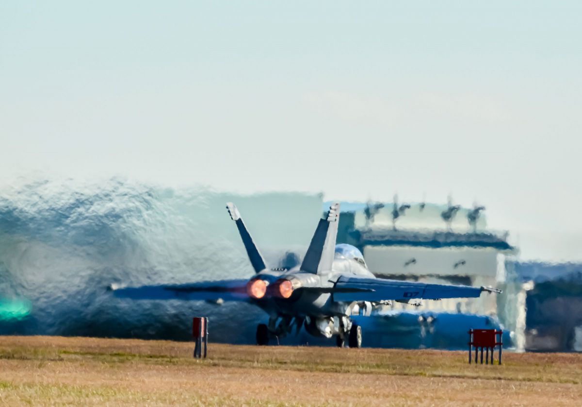 アフターバーナー全開で飛び立つF/A-18 | GANREF
