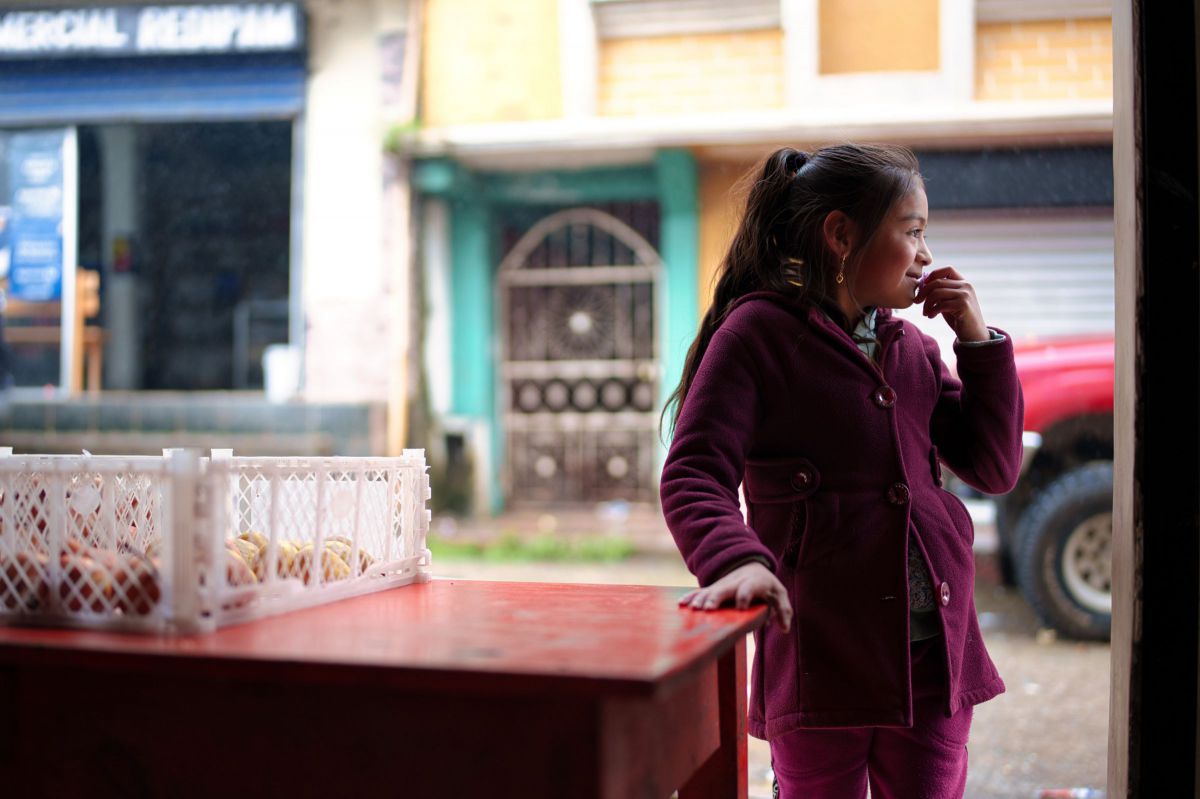 店番する少女 | GANREF