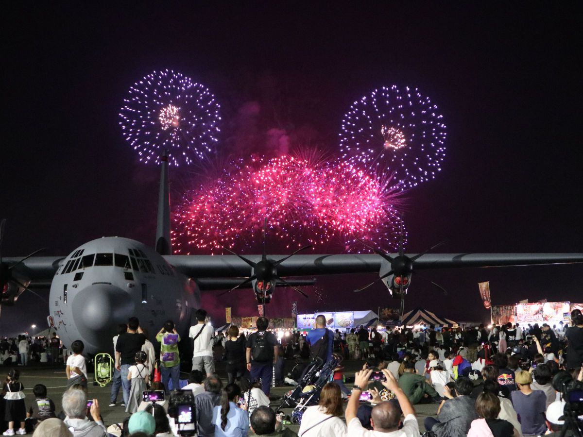 横田基地C-130と花火 | GANREF