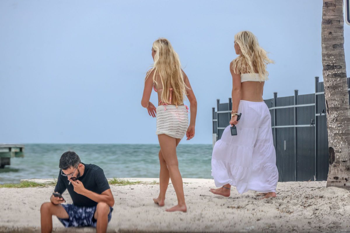 Smartphone vs. Beautiful Woman | GANREF