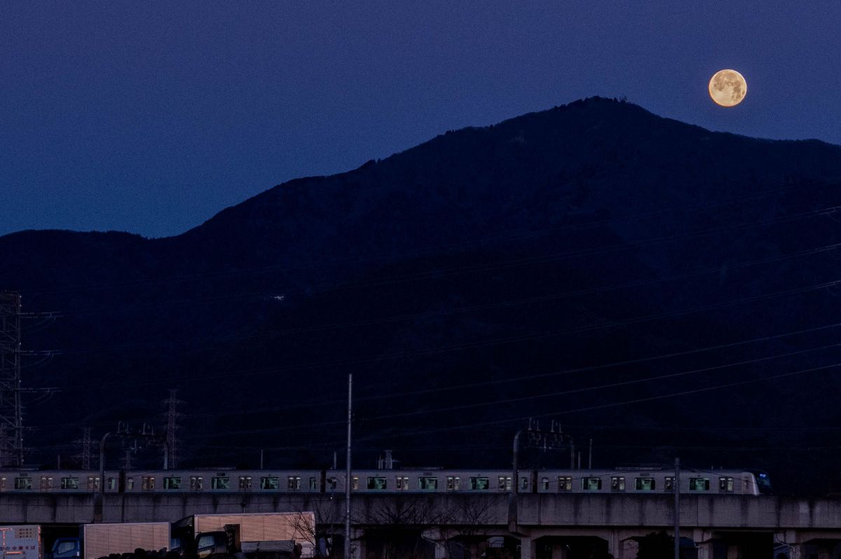 Morning moon | GANREF