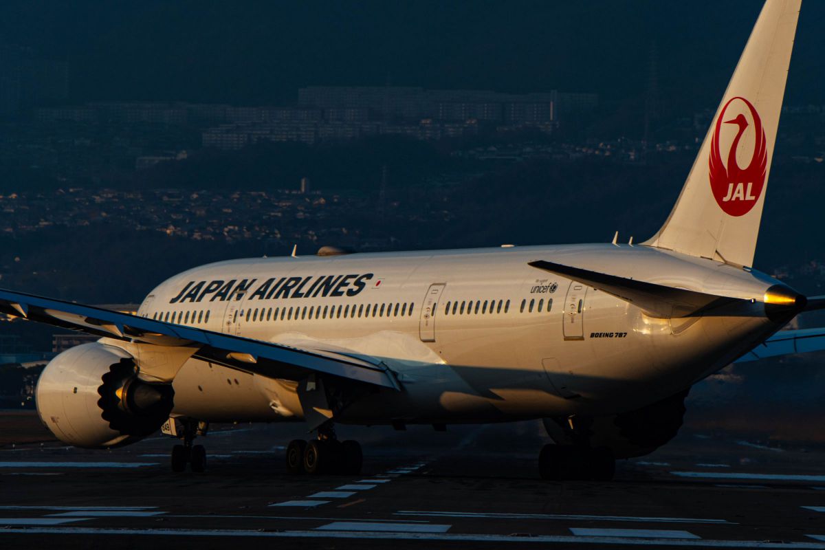 ～西日を受けてラインナップするJAL B787～ 2023/Dec. | GANREF
