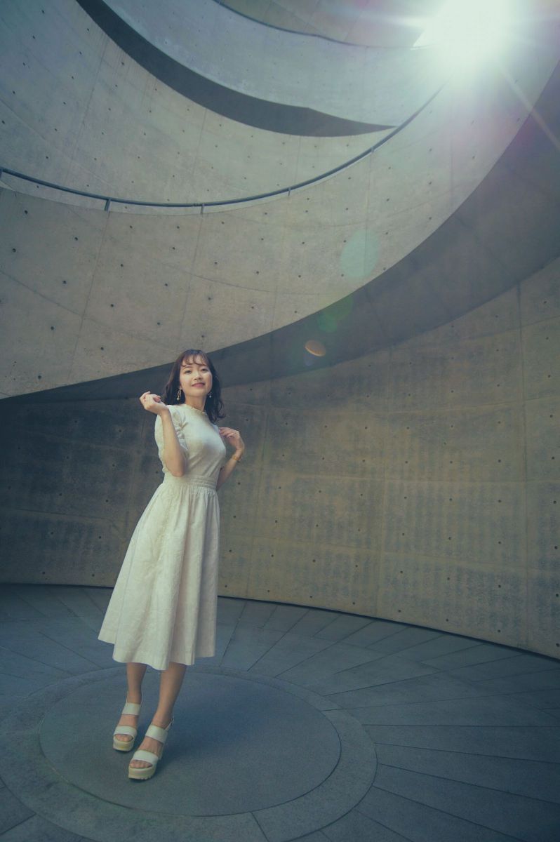 Dancing under the light | GANREF