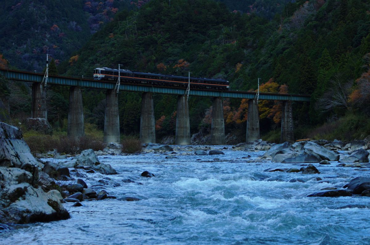 晩秋の第1飛騨川橋りょうを往くキハ85系特急ワイドビューひだ | GANREF