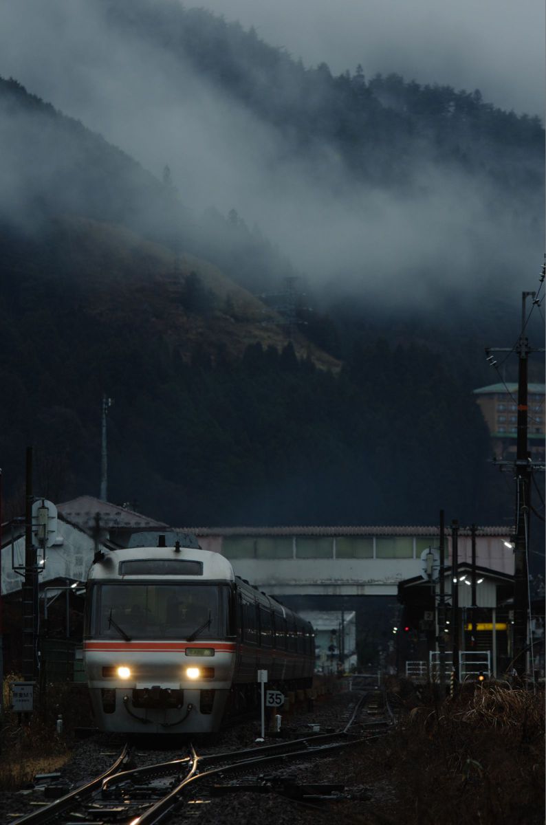 雨上がりの小駅を発つキハ85系特急ひだ | GANREF