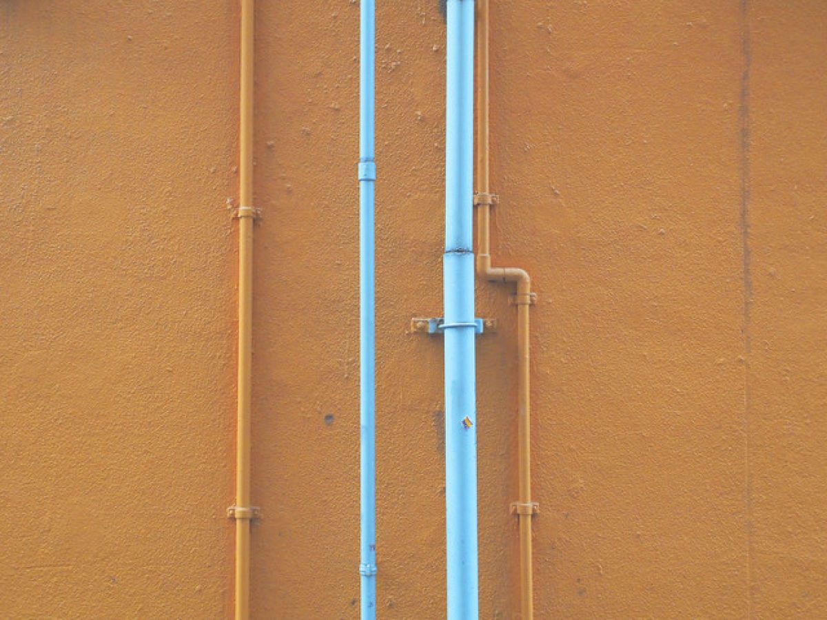 Brown walls and light blue plumbing | GANREF