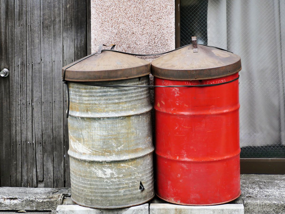 Gray and red drum trash cans | GANREF