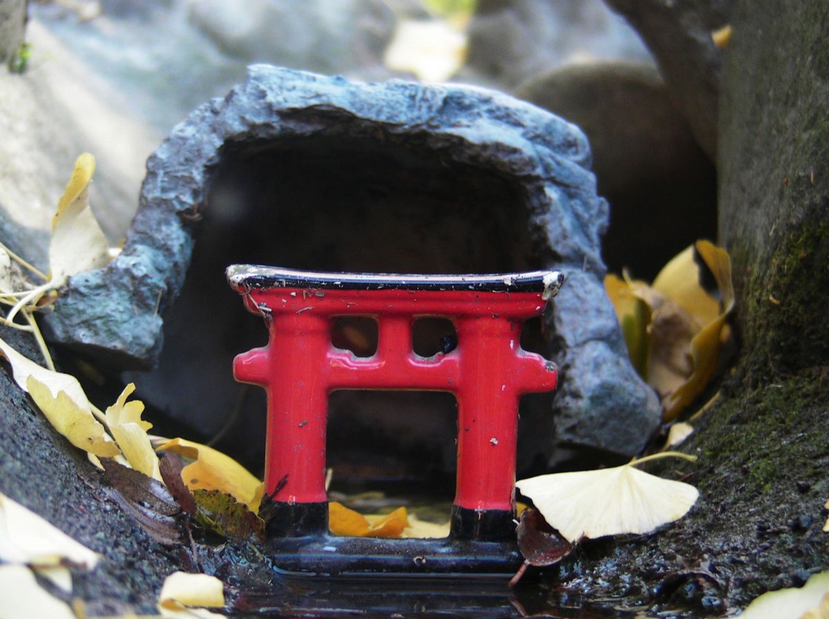 Small torii made of pottery | GANREF