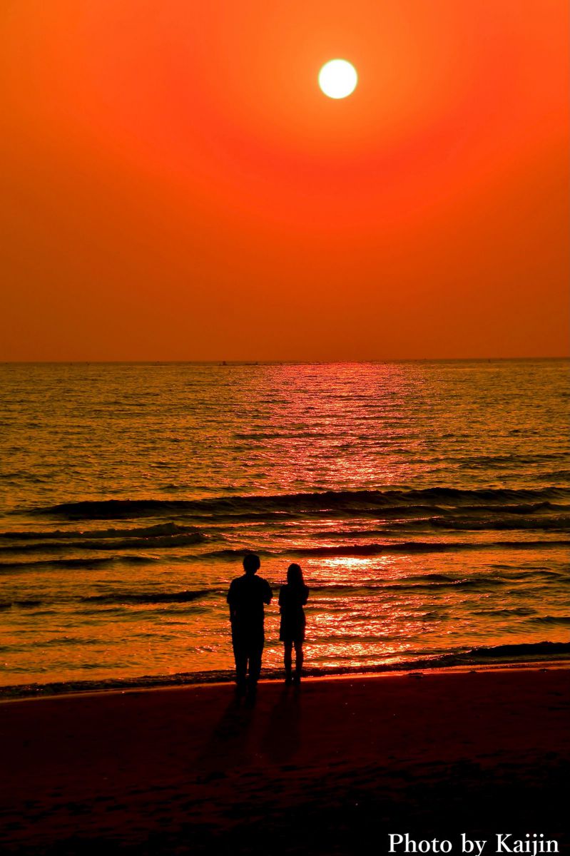 夕陽を眺めるカップル 1 | GANREF