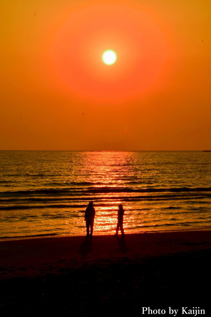 夕景の砂浜でカップル 2 | GANREF