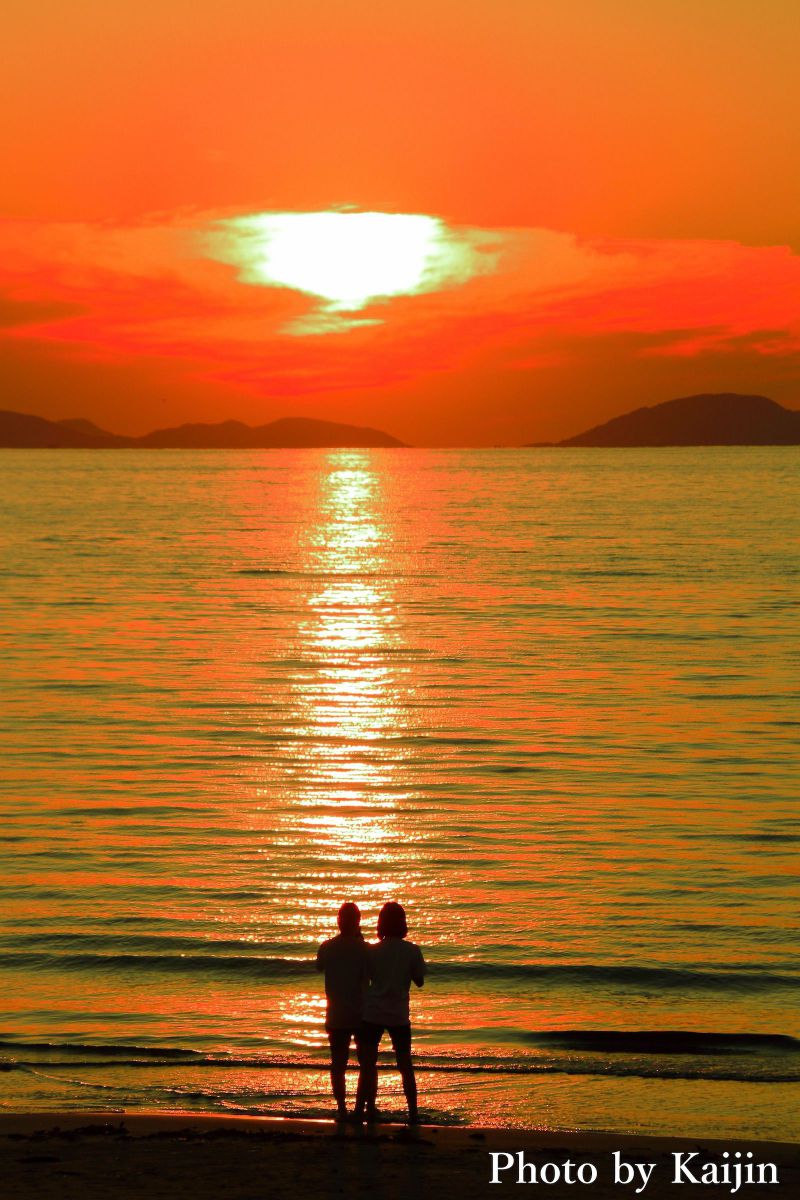 夕景の砂浜で楽しむ少女 5 | GANREF