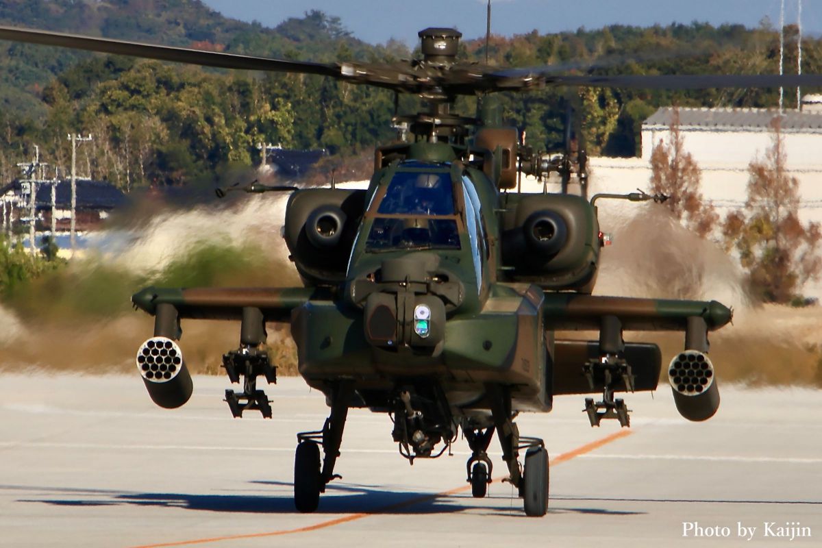 地上を移動するAH-64D 5 | GANREF