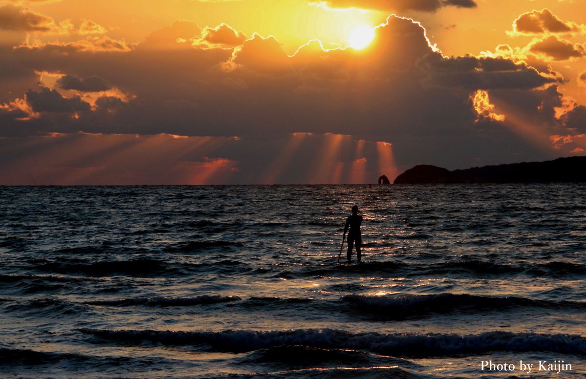 光芒を背景にSUP 2 | GANREF