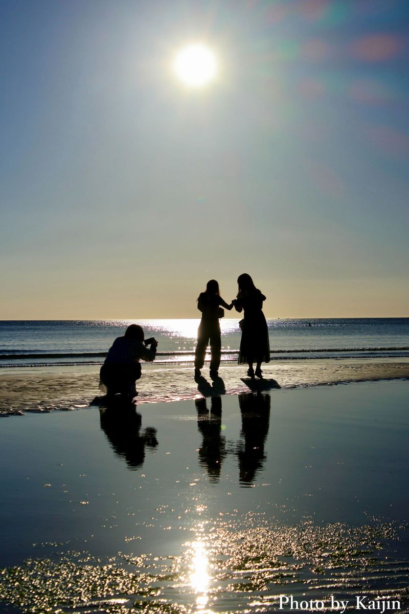 夕景の砂浜で記念撮影 2 | GANREF