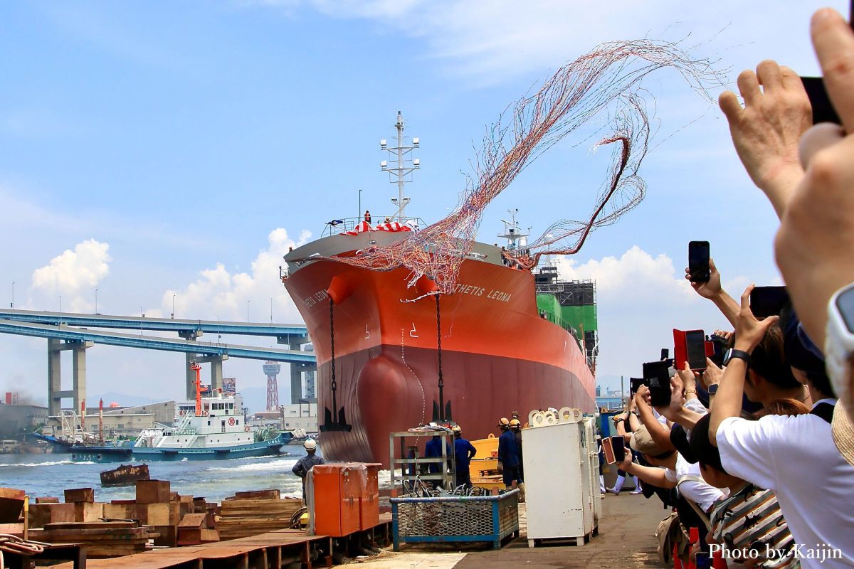 進水する船を撮る人々 3 | GANREF