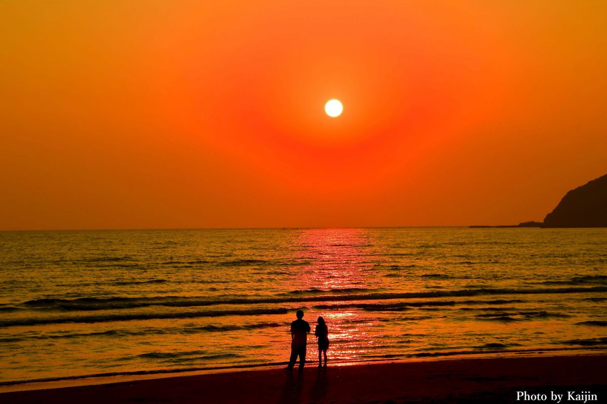 夕陽を眺めるカップル 2 | GANREF