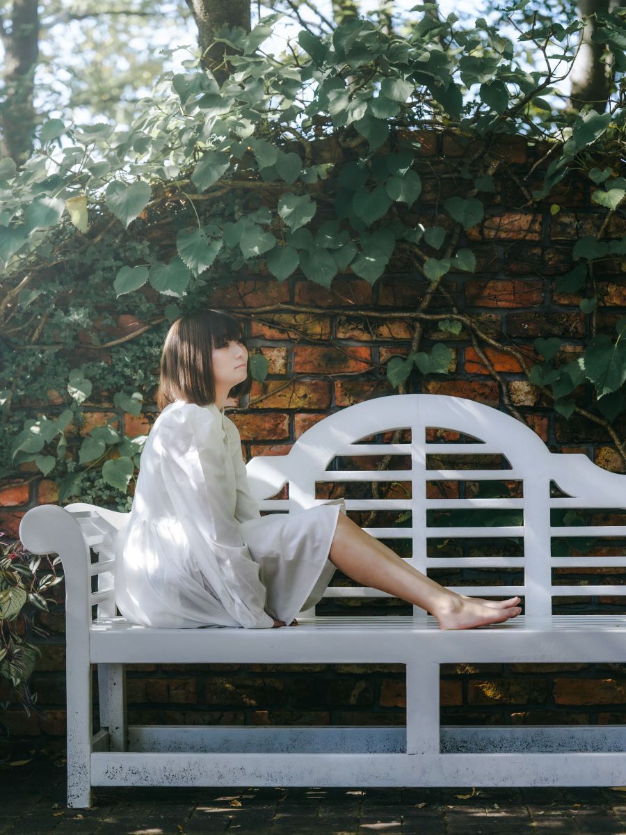 white bench | GANREF