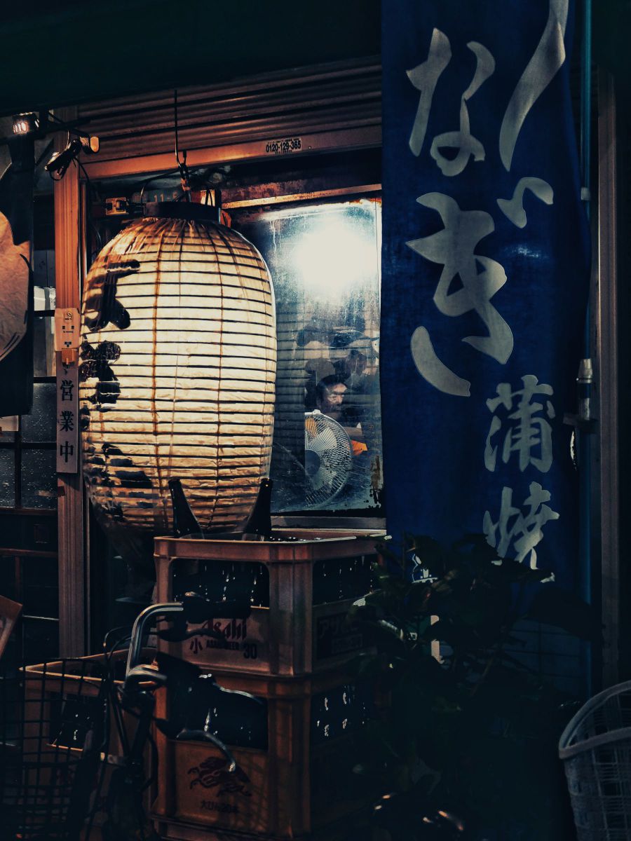 A man eating. | GANREF