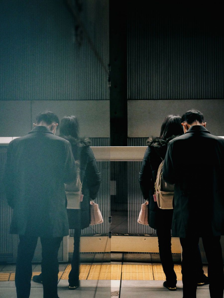 Reflection on a platform. | GANREF