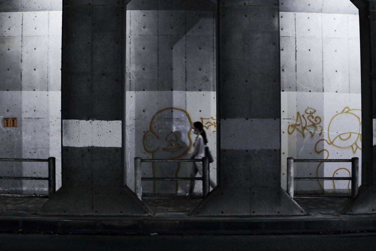 Woman in tunnel. | GANREF