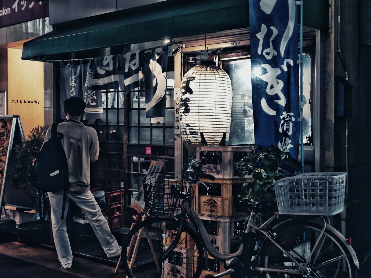 A man waiting. | GANREF