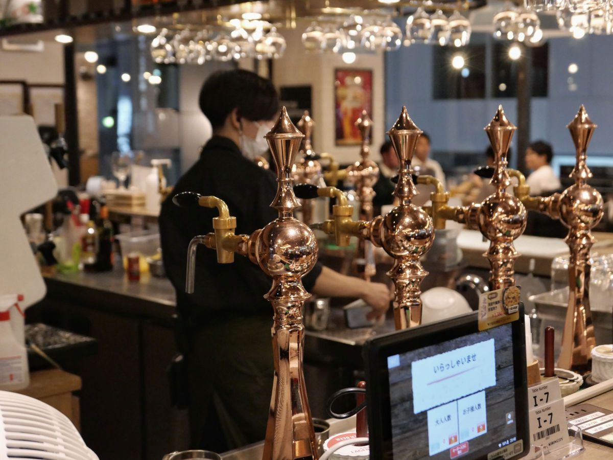 Beer servers. | GANREF