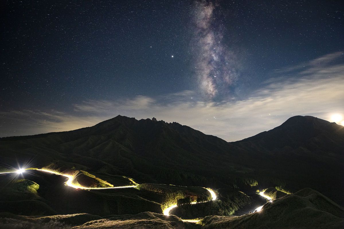 Light trails and Milky Way | GANREF