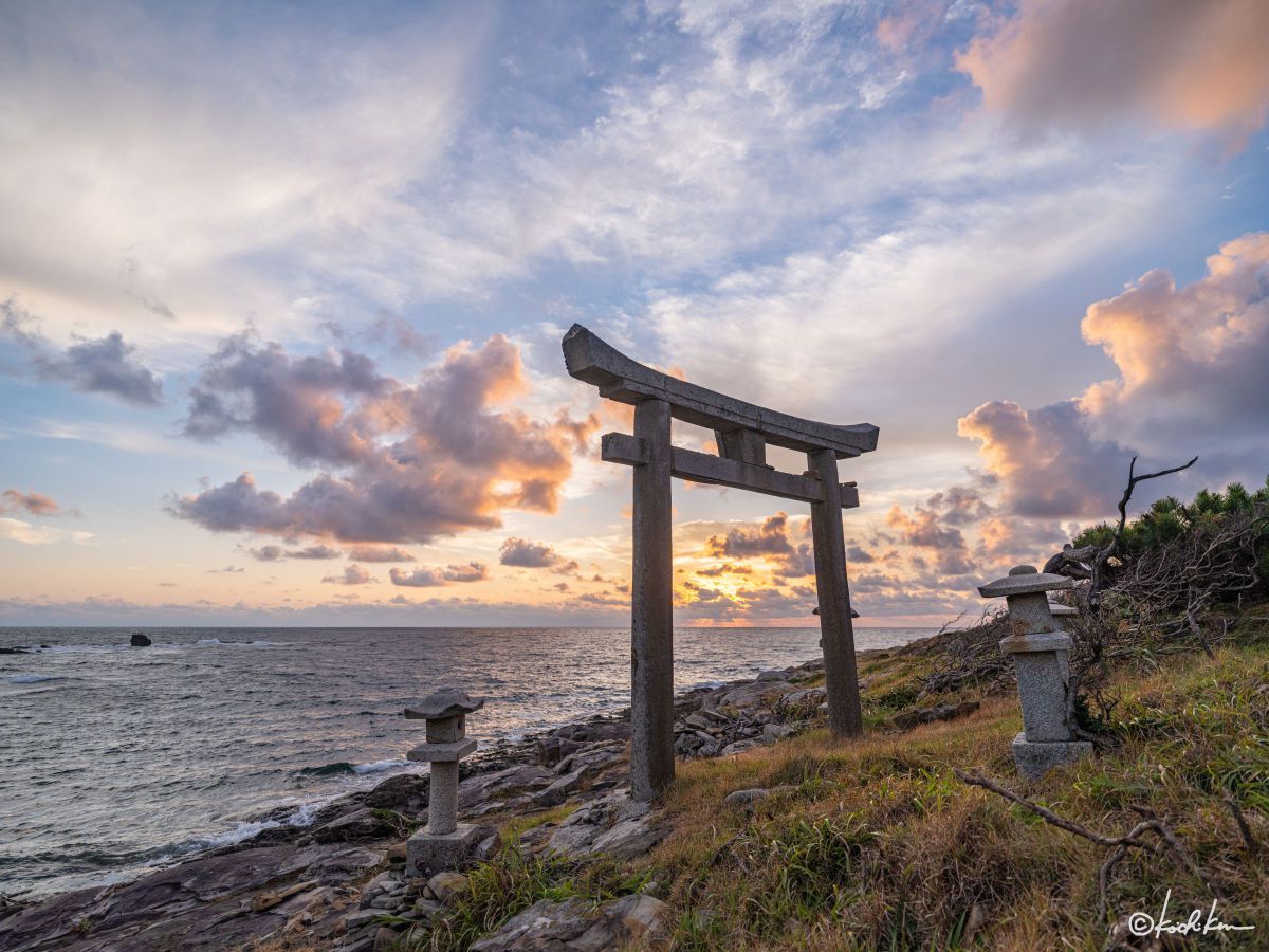 Shrine by the sea | GANREF