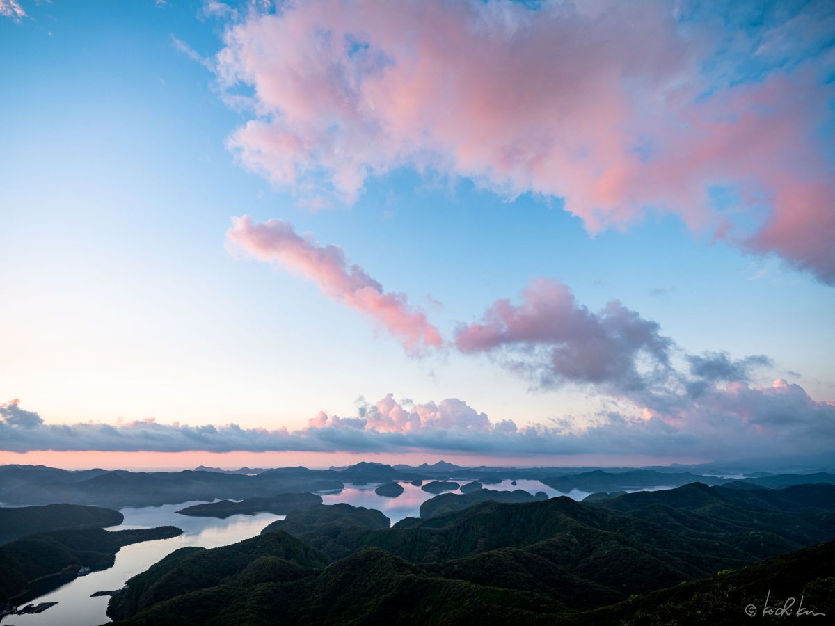 Pink clouds | GANREF