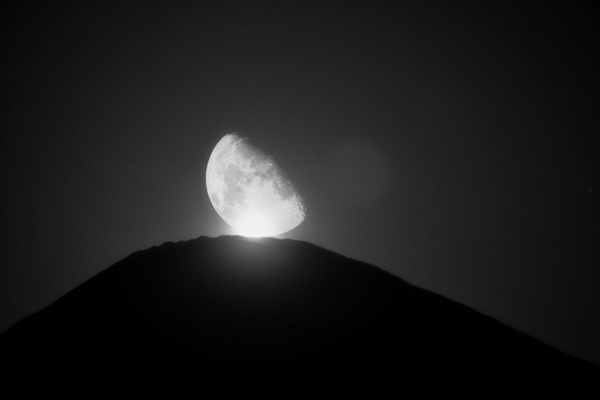 half moon Mt. Yotei | GANREF