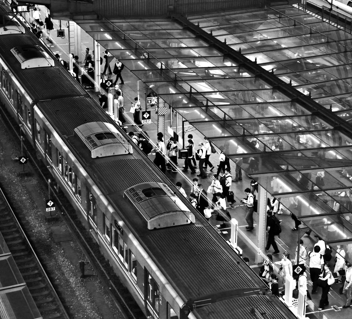 夕方 JR大阪駅ホーム | GANREF