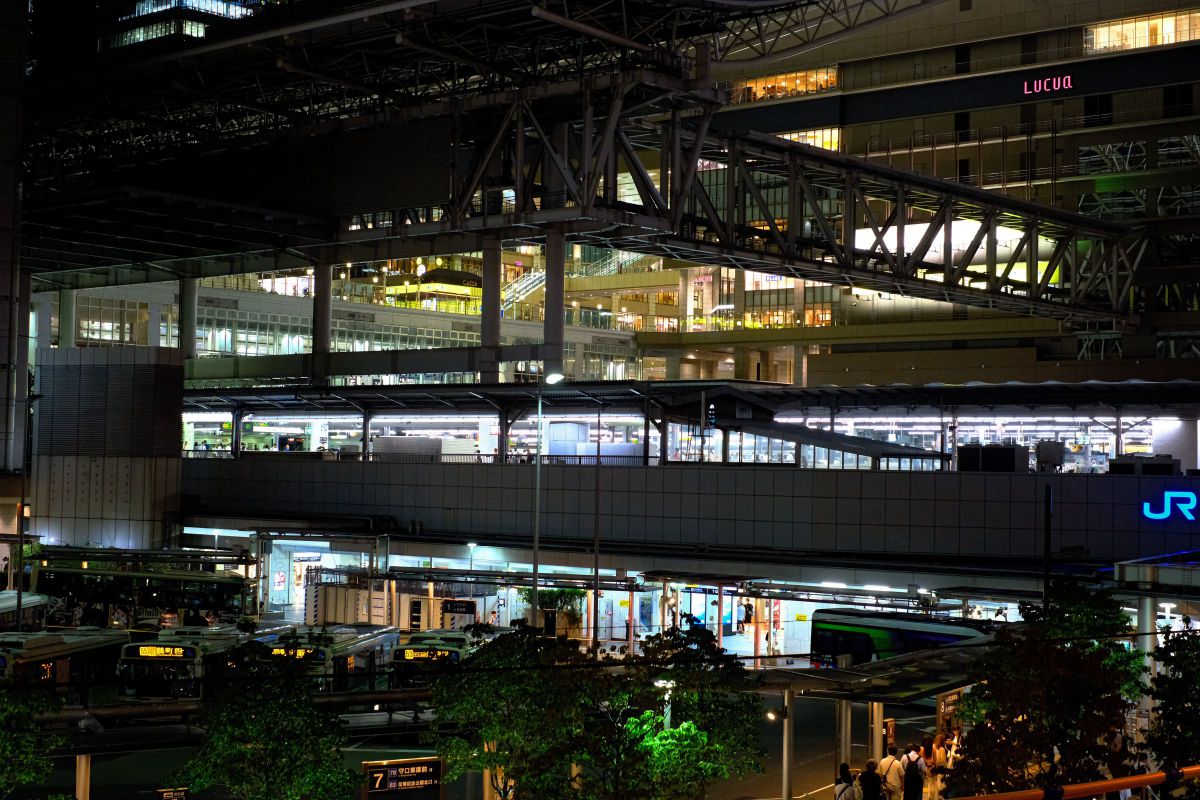 夜のJR大阪駅 | GANREF