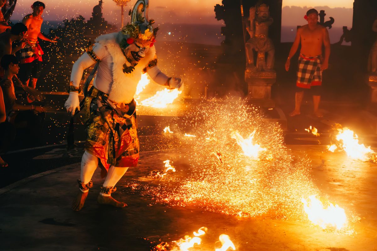 Flame dancer in kechak dance | GANREF
